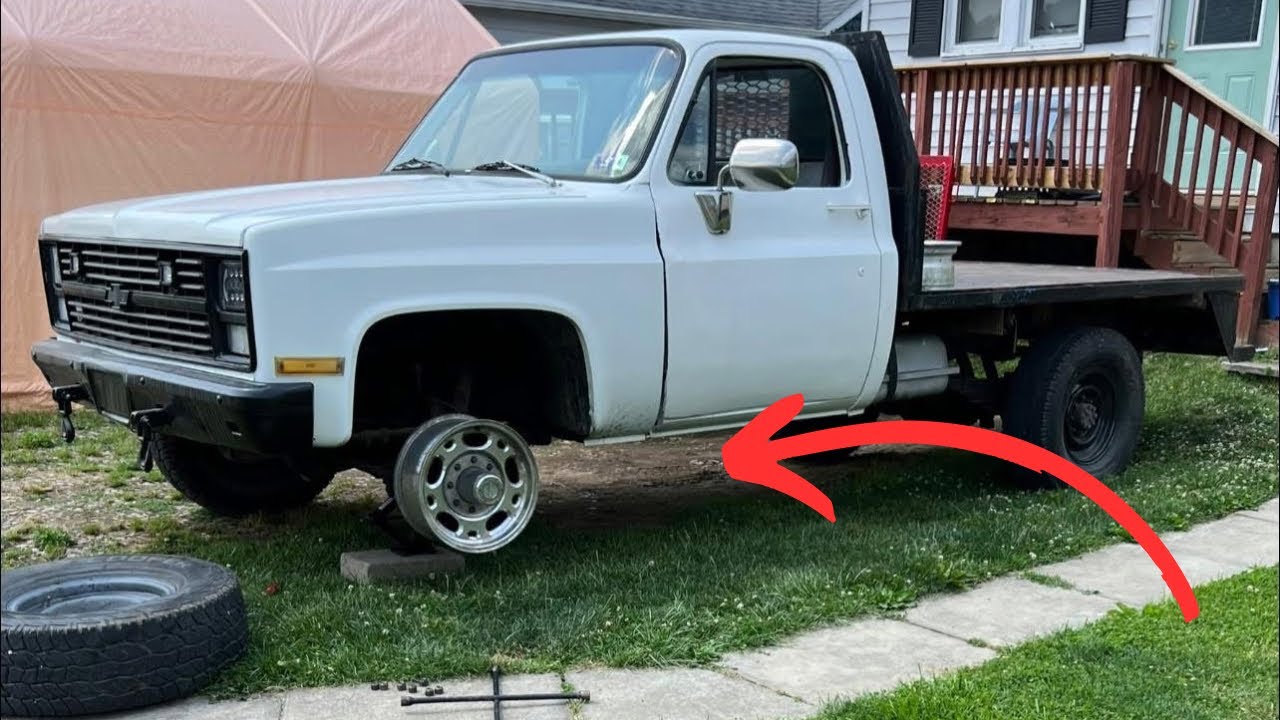 Chevy Square Body Driveway Rescue - YouTube