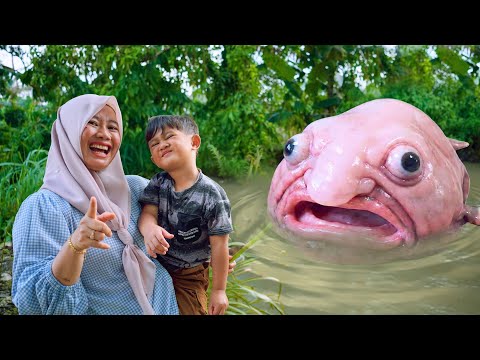 MONSTER IKAN TERJELEK KELUAR DARI KALI 😱 TANGKAP IKAN SAPU SAPU DI KOLAM IKAN