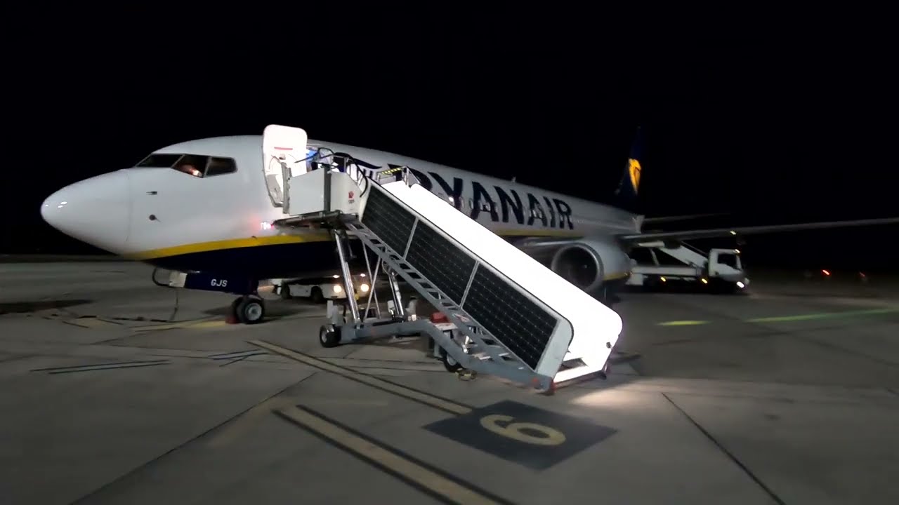 Ryanair Boeing 737-8AS (EI-EFE) Night Boarding & Take Off from Zadar ...