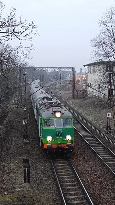 EU07 - 052 z IC Halny przelotem przez Brochów #train #railway #trainspotting #eu07 #shorts - YouTube