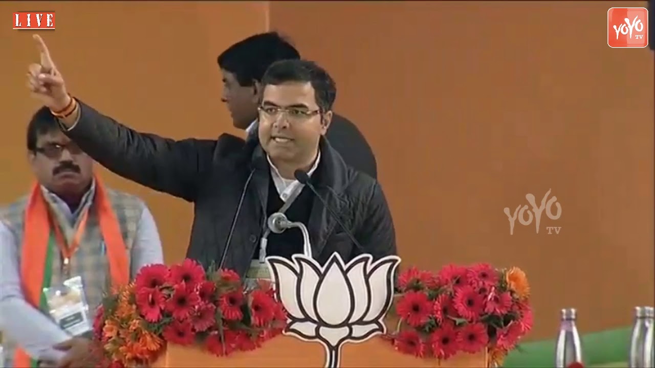 Political Poetry at BJP Karyakarta Sammelan in New Delhi - YouTube