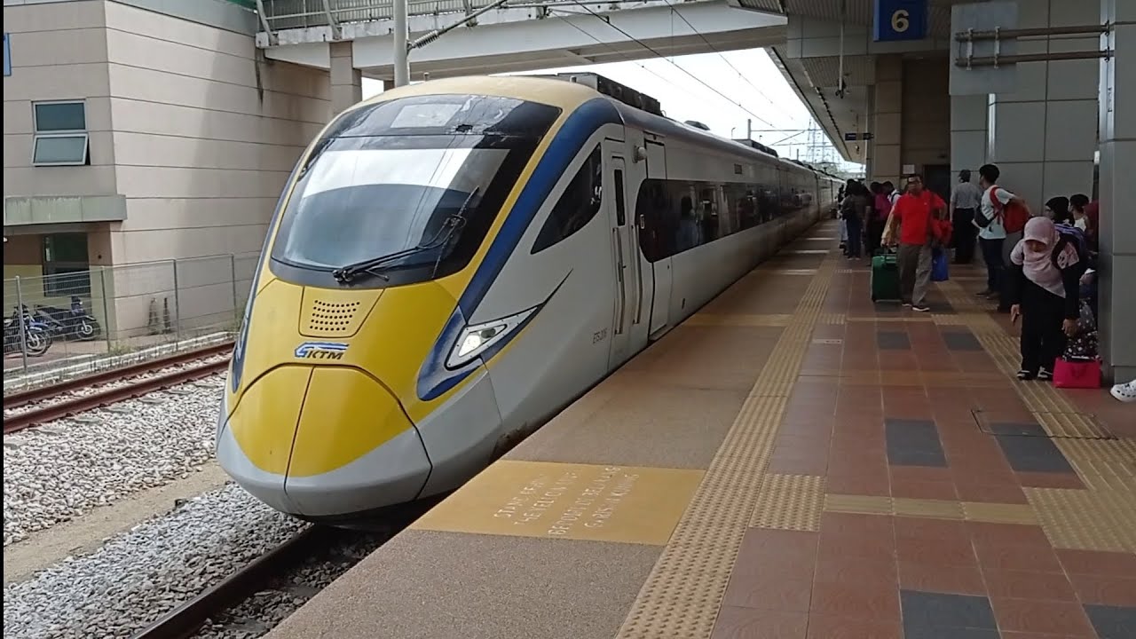 KTMB Class 24123 (Tok Naning) with Ekspres Selatan 45 departing Gemas ...