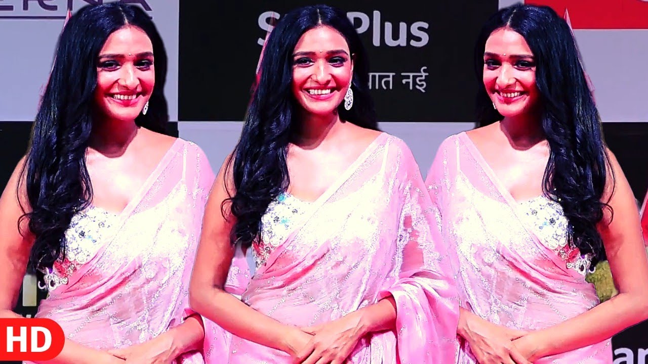 Bhagya Lakshmi Fame Aishwarya Khare Looks Stunning In Pink Transparent ...