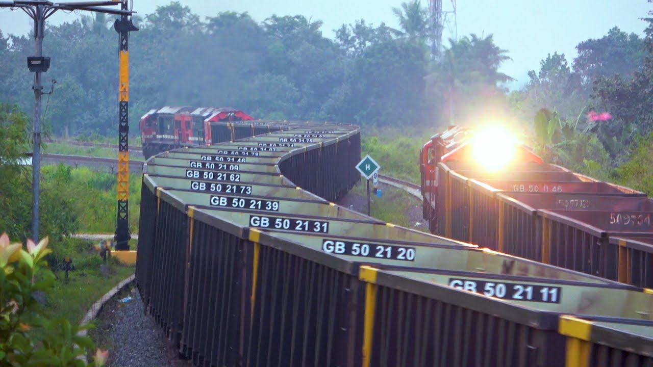 Double Traction Locomotive CC 205 Connecting Trains in Sumatra - YouTube