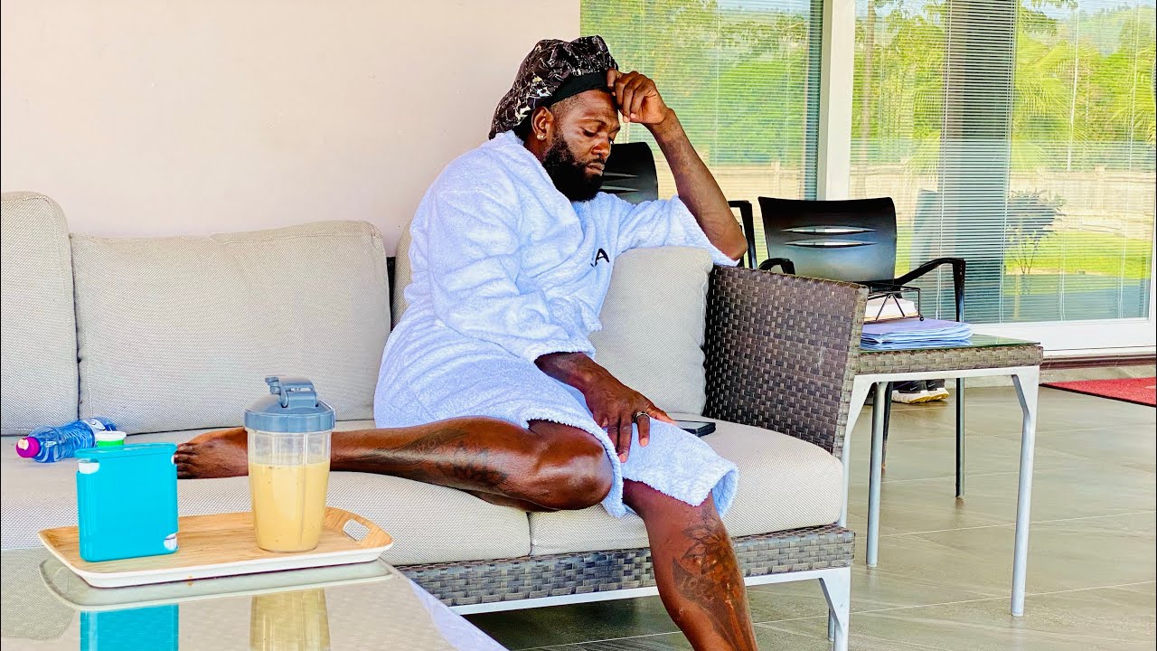 Le rituel matinal de Sheyi Emmanuel Adebayor - YouTube