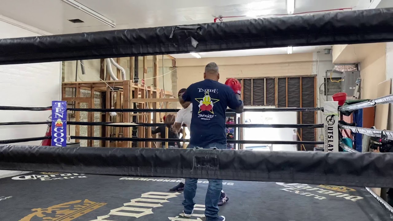 Ricky Funez working mitts with former boxer Jeff Crawford - YouTube