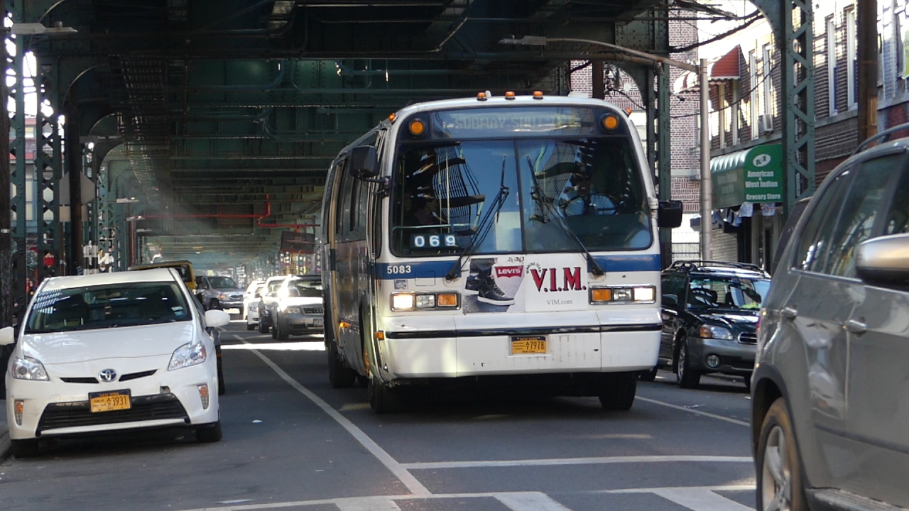 MTA NYCT Bus: 1999 Nova-RTS J Shuttle Bus #5083 at Hendrix-Fulton Sts ...