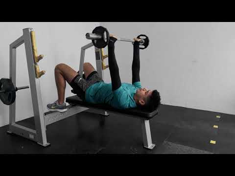 Pull over con barra en banco plano - YouTube