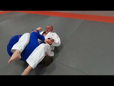 5iéme Renversement Uke entre les jambes de Tori - Judo Club Sainghin - YouTube