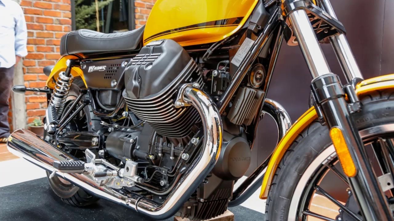 2017 Moto Guzzi V9 Roamer | Harley Davidson Softail - YouTube