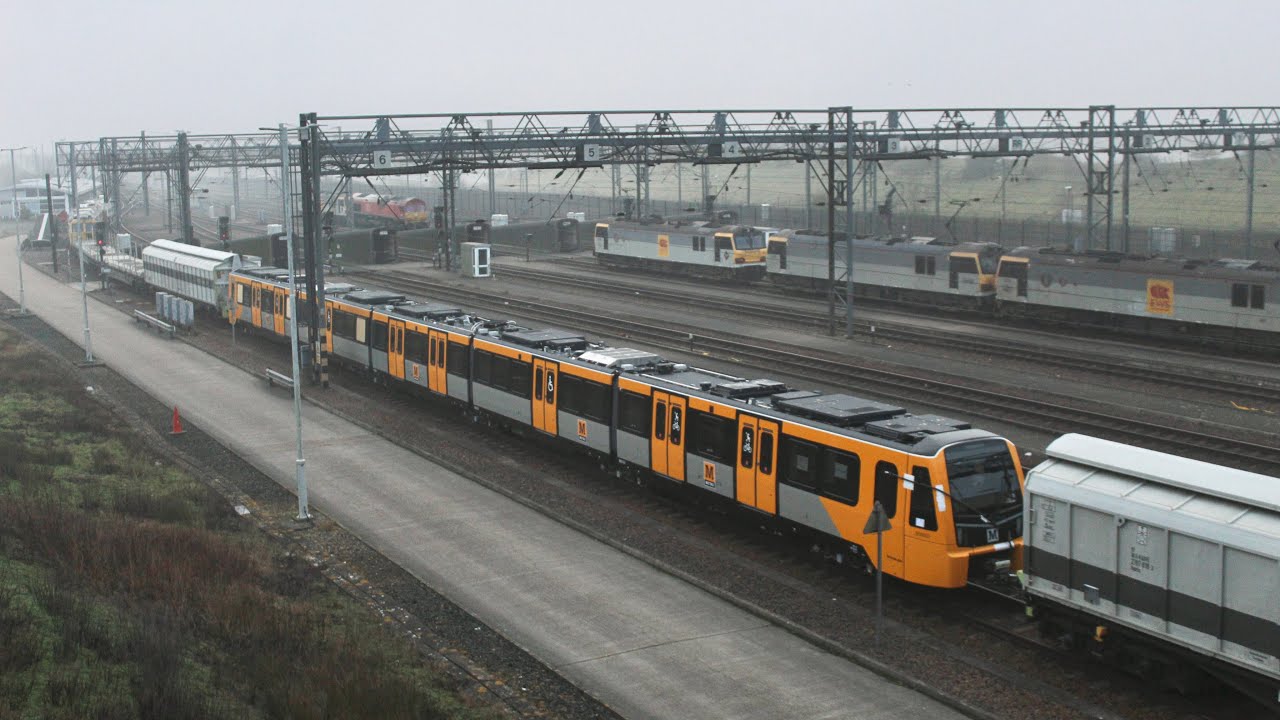 DB Cargo 92015 + 92042 haul the First Tyne & Wear Metro Class 555 into ...
