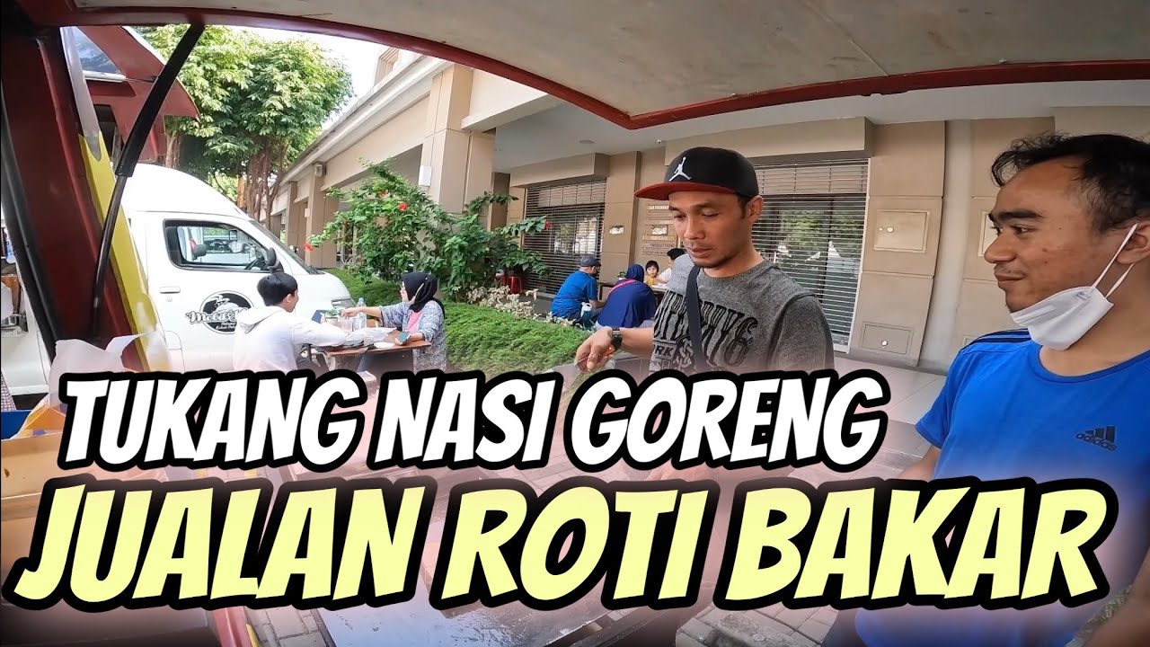 TUKANG NASI GORENG COBA JUALAN ROTI BAKAR DI PINGGIR JALAN!! - YouTube