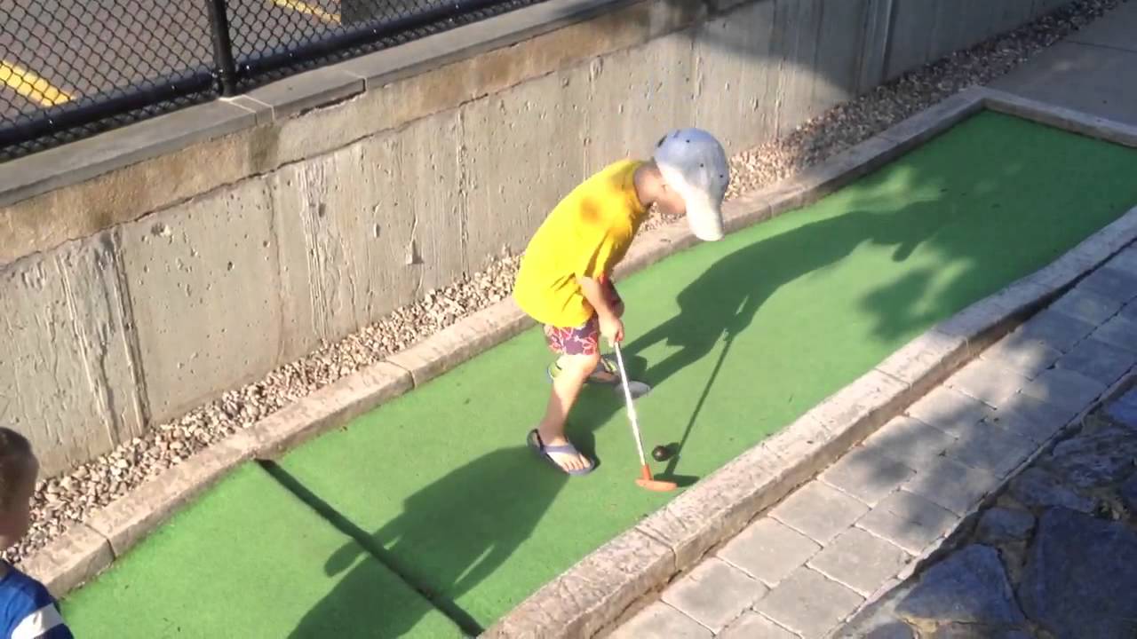 SO bad at putt-putt - YouTube