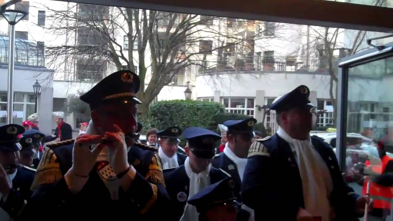 Kölner Karneval: dem Dreigestirn wird der Marsch geblasen - YouTube