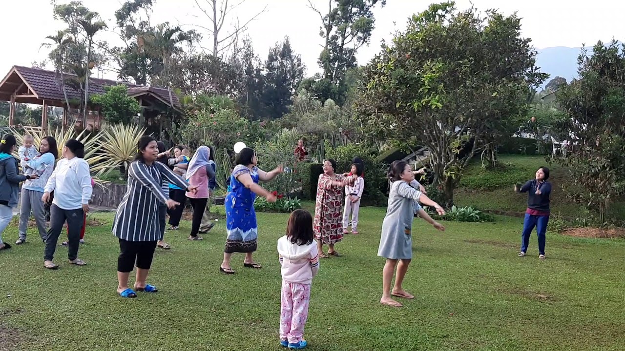 Senam Pagi Ibu Ibu Komplek - YouTube