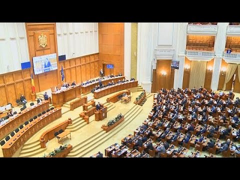 Romanya Anayasa Mahkemesi, tartışmalı kararnamede kenara çekildi