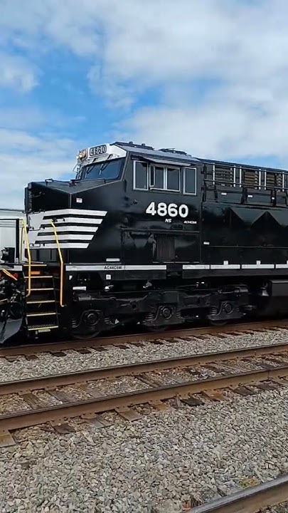 Superb Speed "climbing into downtown" Nice HUGE HORN! Norfolk Southern #4860 led NS #153 ...
