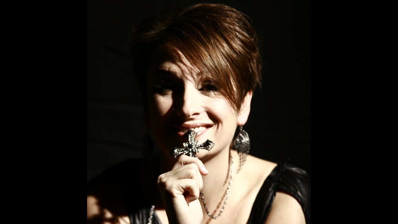 Carly Reign sings The National Anthem @ The Bellator MMA Championship ...