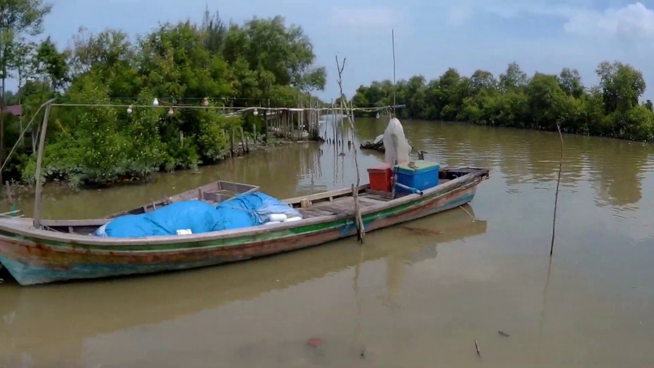 MANCING DEKAT KAPAL NELAYAN TARIKAN NYATA !!! DAPAT IKAN BADO PASIR ...