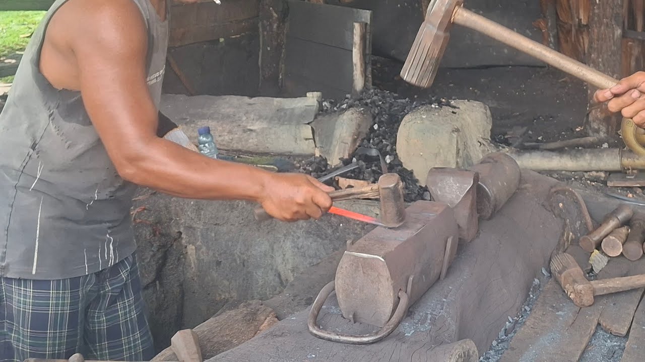 LIVE || A NORMAL DAY AT A TRADITIONAL BLACKSMITH MAKING A 40-INCH ...
