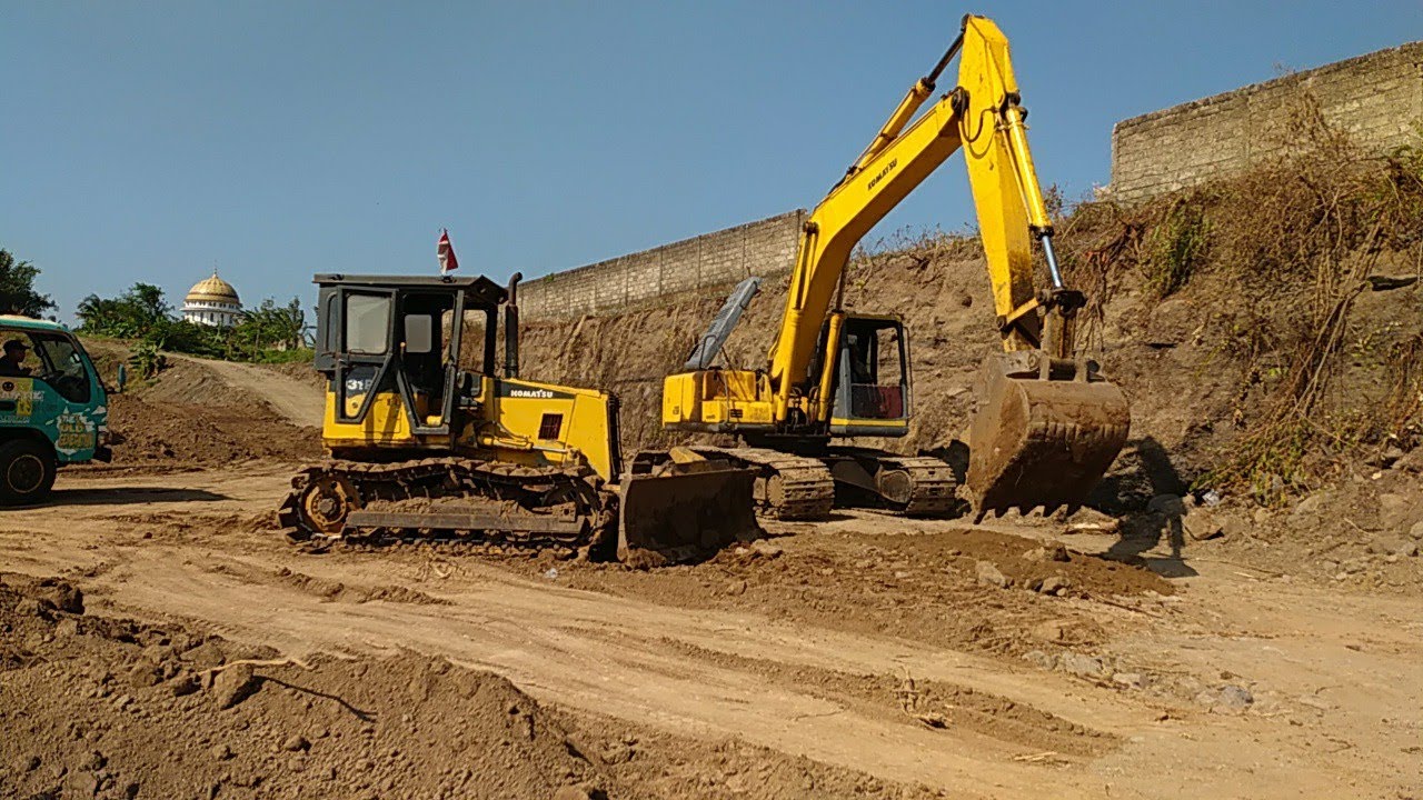 Mining Land || Menegangkan memasang rantai roda Bulldozer yang lepas ...