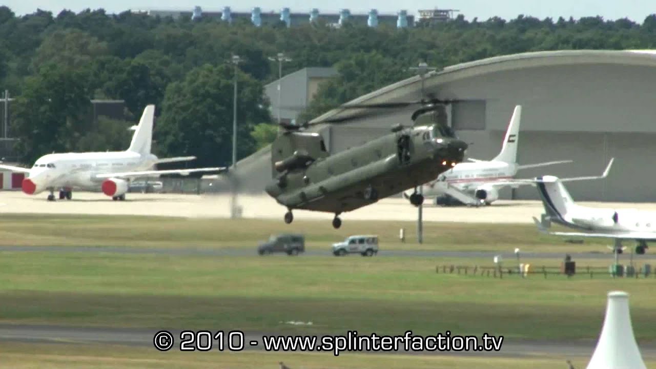 CH47 Chinook helicopter flight display at Farnborough International Air ...