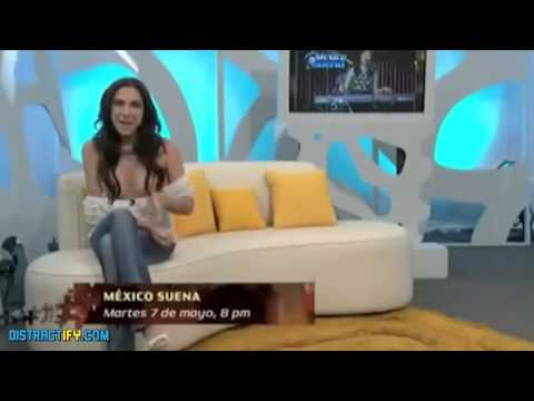 Canlı yayında sunucunun göğüsleri açılıyor