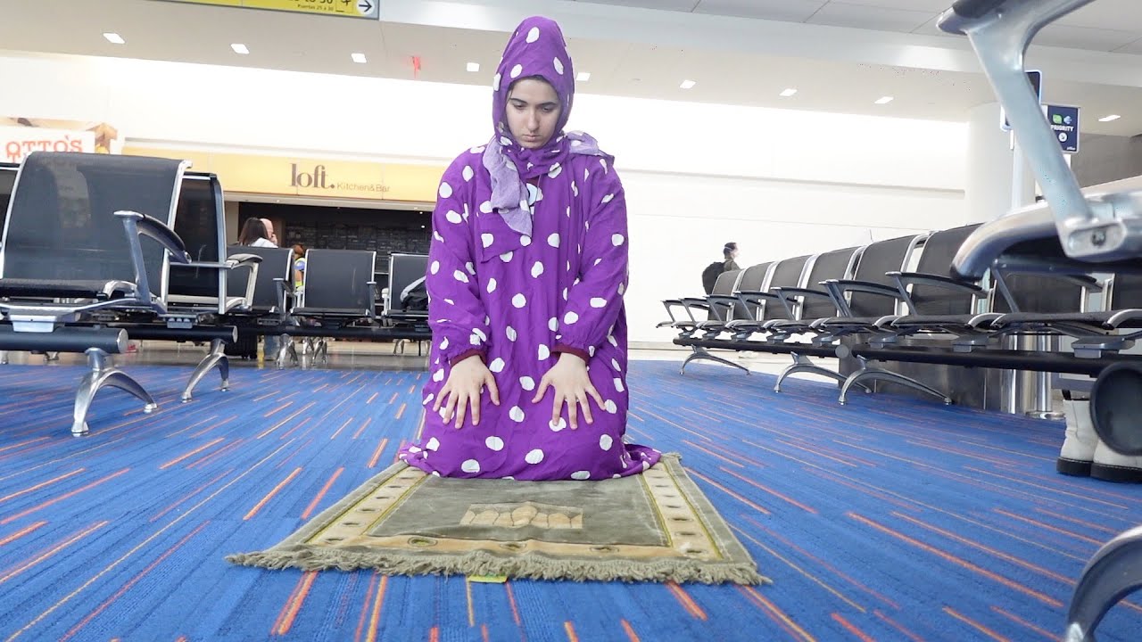 Muslim Girl Praying in the Airport! - YouTube