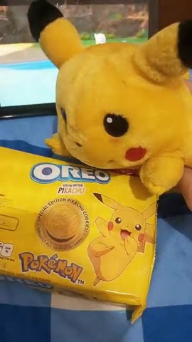 OREO PIKACHU + Pokemon Card! Guess which Pokemon I got. #pokemon #oreo ...