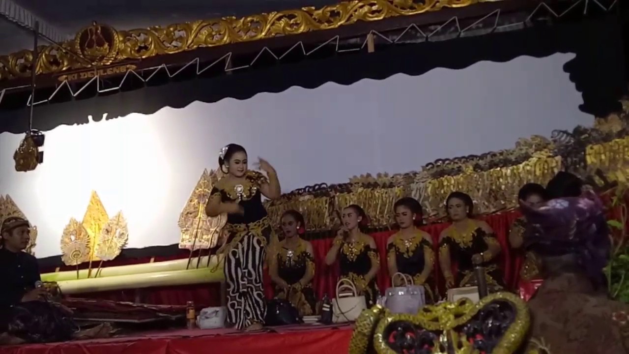 Niken Salindry sinden di acara wayang. campursari. lucu - YouTube