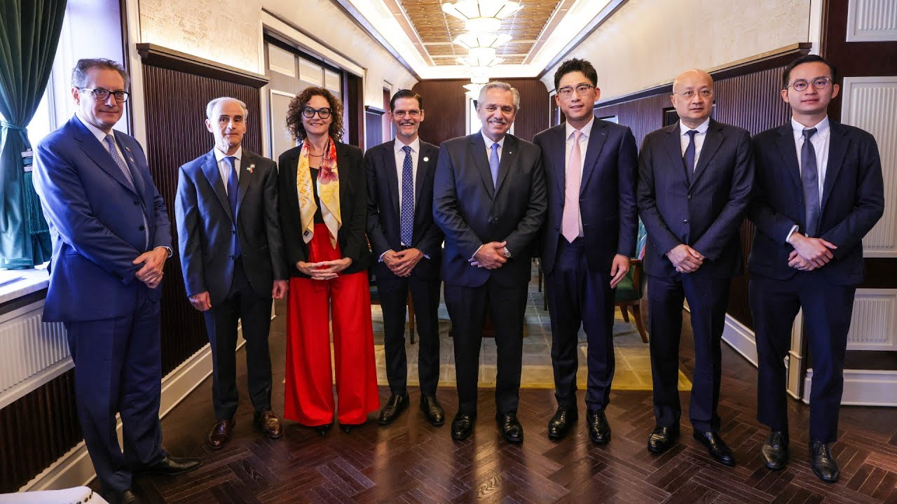 Reunión con autoridades de la empresa CST Mining Group, en China - YouTube