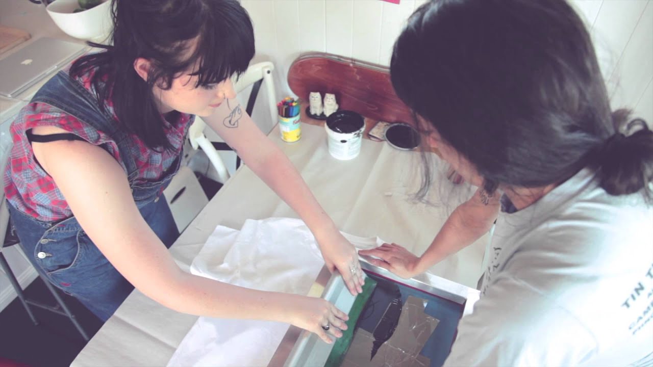 Screen Printin' with your pals Go Violets - YouTube