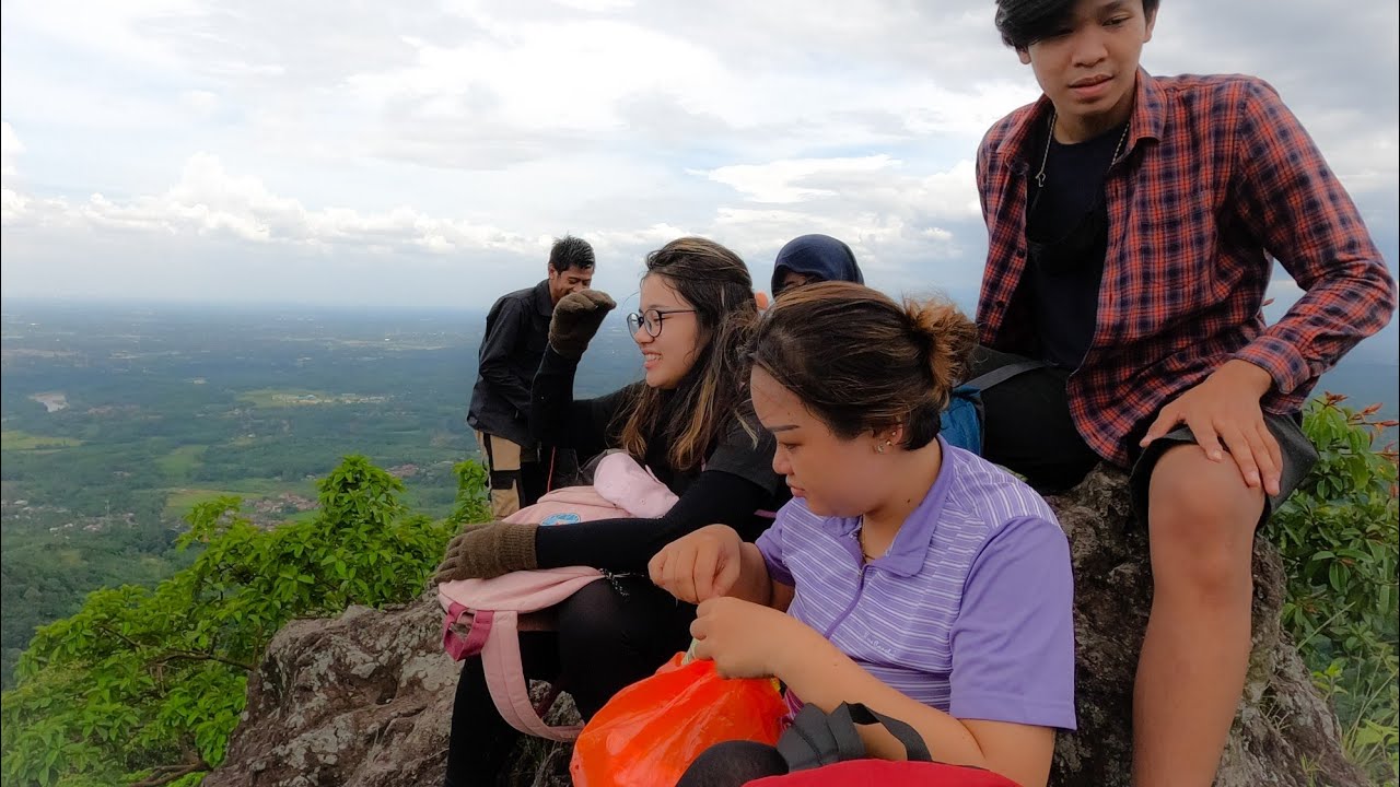 Keindahan Puncak Gunung Suling, Hingga Disebut Gunung Paling Sakral di ...
