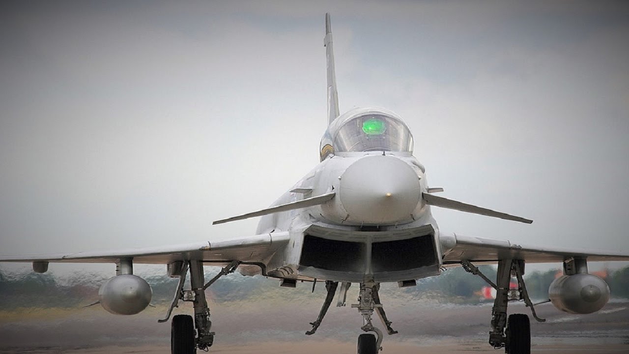 Eurofighter Typhoon 'Hot Refuel' Landing & Take-off Runway25 BAE ...