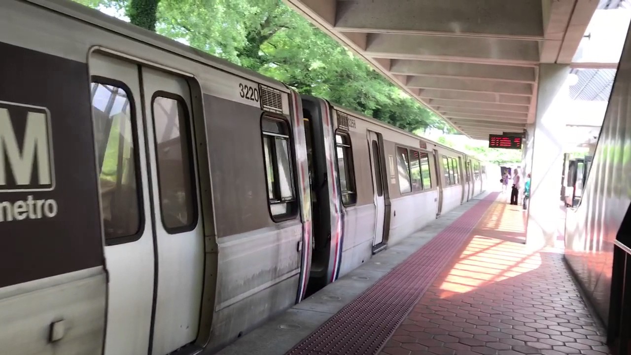 WMATA MetroRail Breda 3000 Series on the Red Line arriving at Grosvenor ...