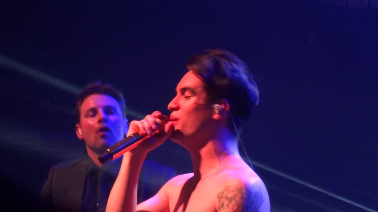 Panic! at the disco - Miss Jackson (Live Paris) - YouTube