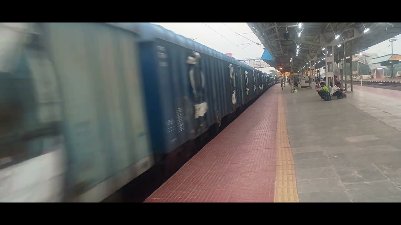 Go Signal me malgadi tej bhagta he || platform me tej malgadi train ...