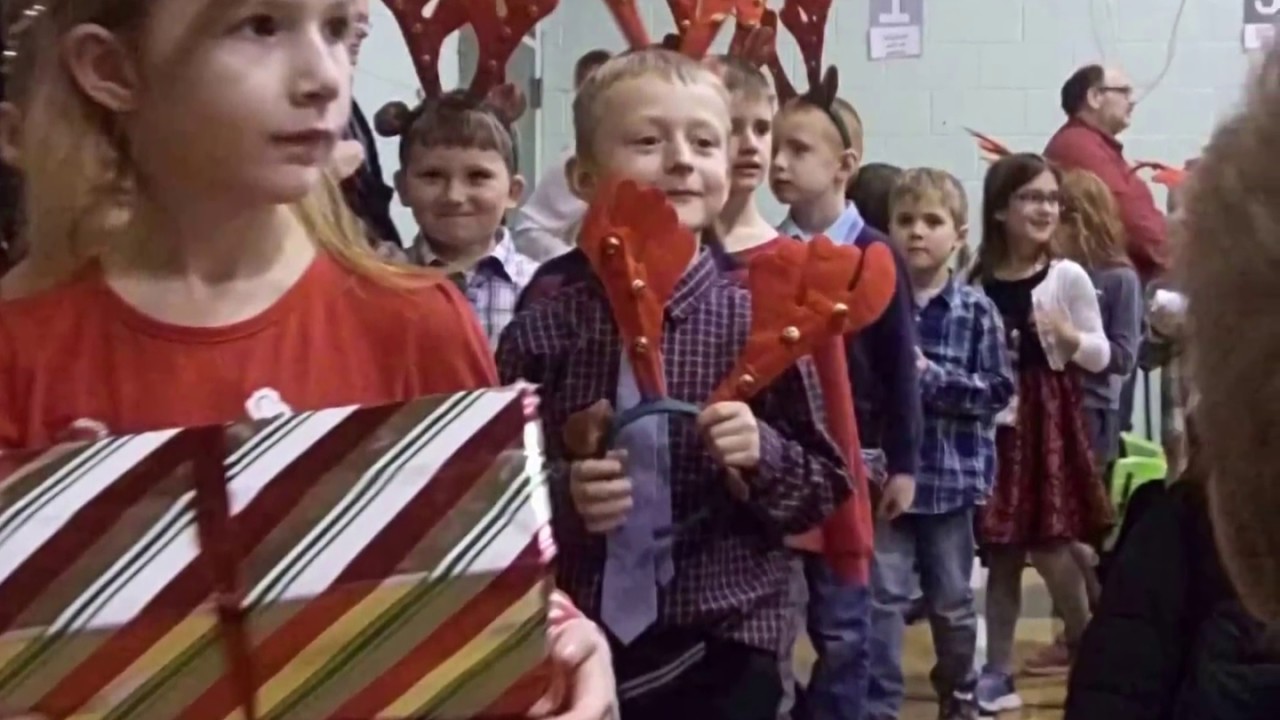 Lakefield Elementary, Grade 1 - Comin' Down The Chimney, Dec. 13, 2016 ...