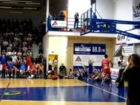 Tarvis williams dunk! - YouTube