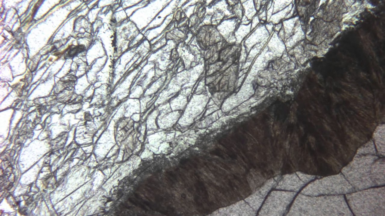 Péridotite à grenat au microscope polarisant (LPNA) - YouTube