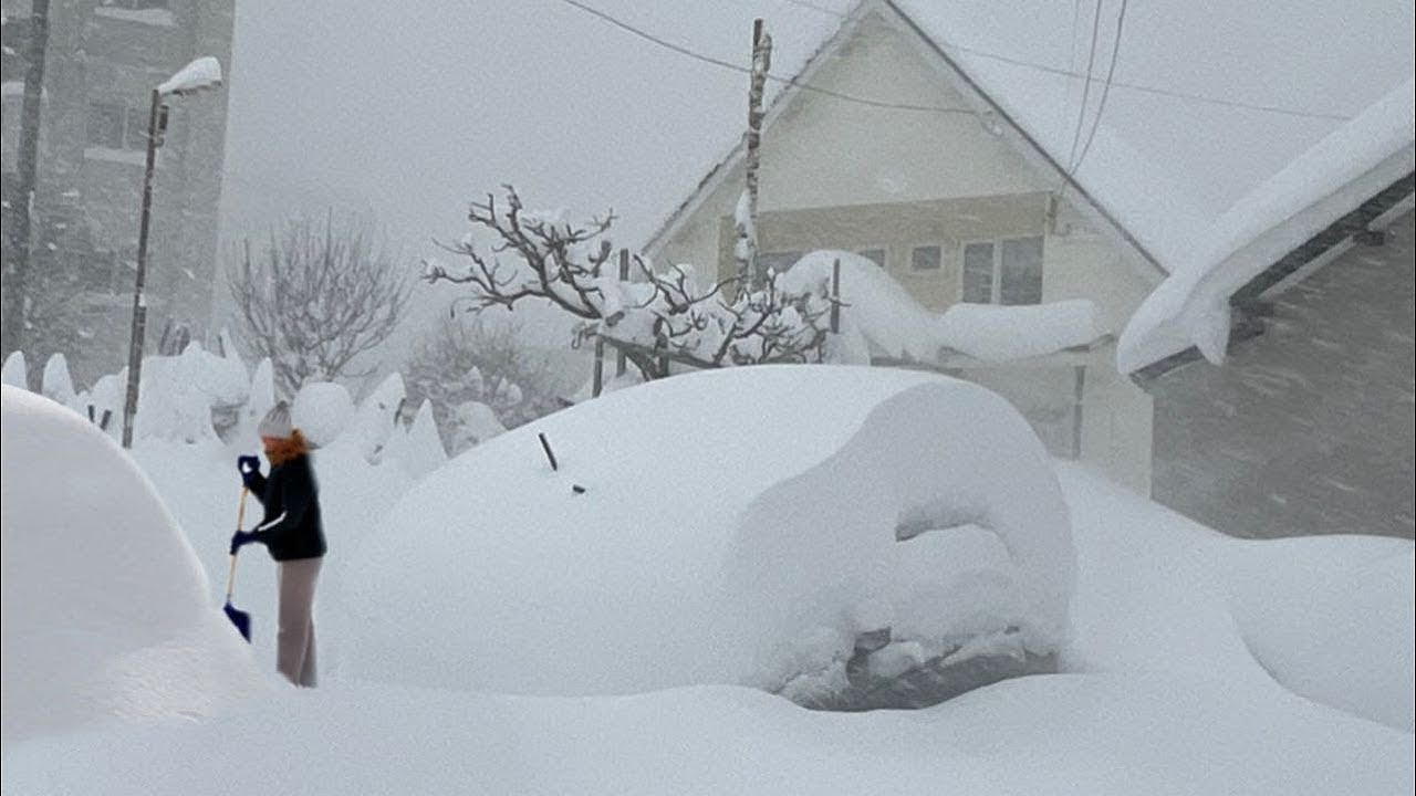 Blizzard Chaos in Japan Today! Extreme 135 Cm Snow Storm Burying Homes ...