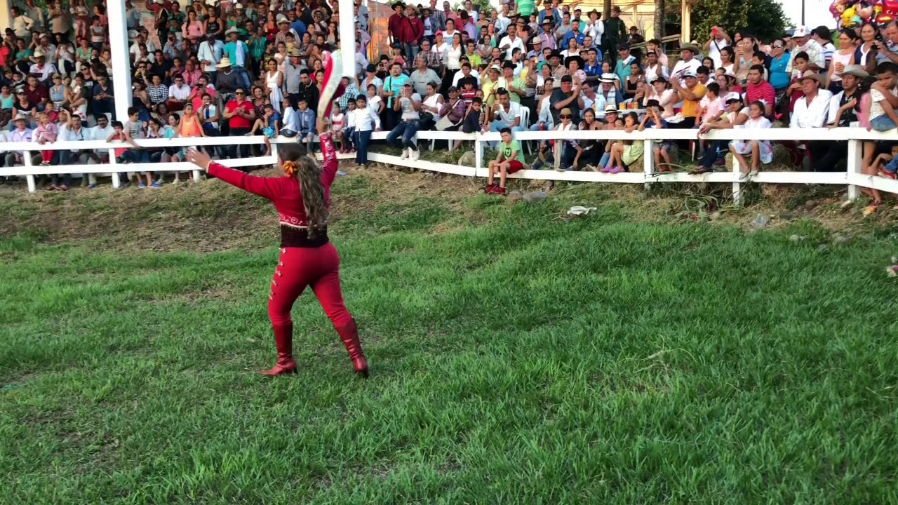 Shabely la única a caballo - YouTube