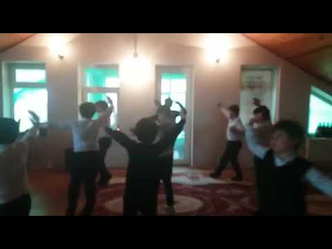 Bu qızlar çox gözəl oynayırlar.