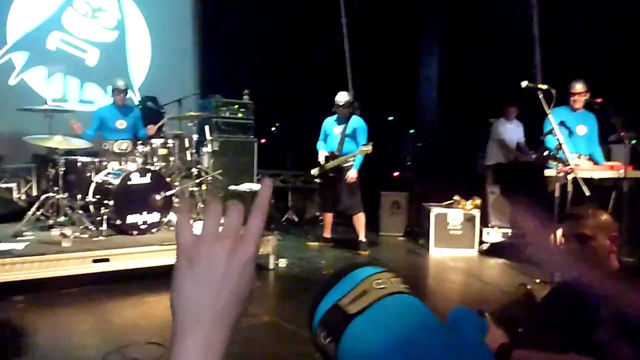 The Aquabats! MC Bat Commander Backflip Melbourne 4/12/2010 - YouTube