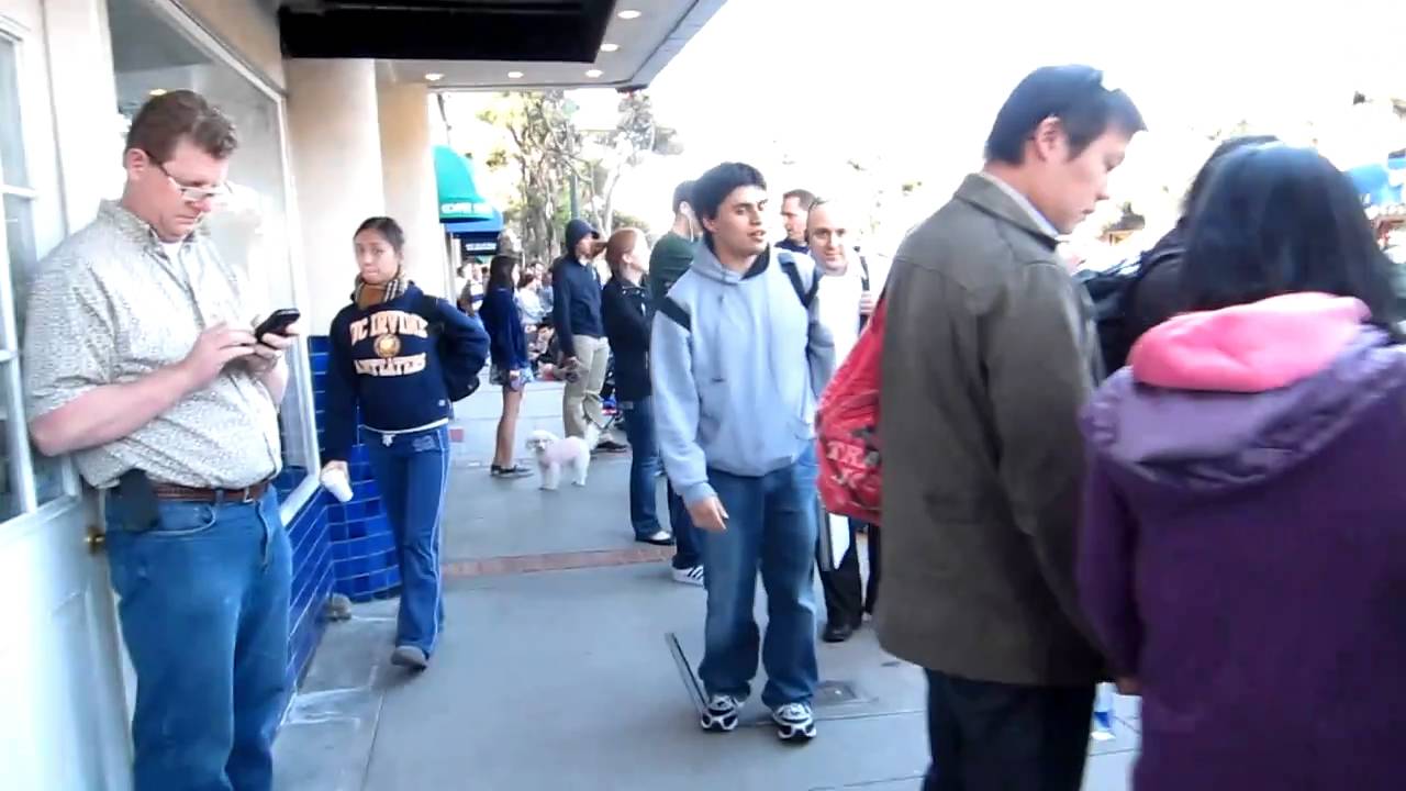 Waiting in line at Los Gatos Apple Store - YouTube