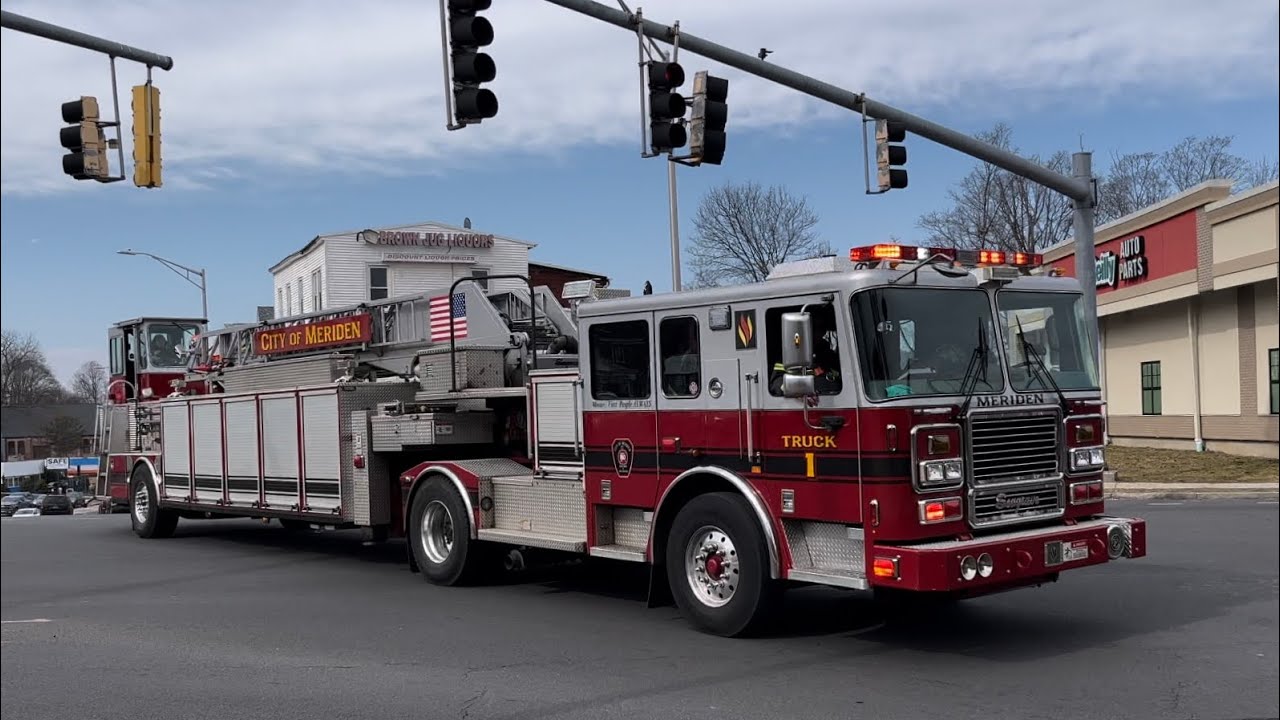 Meriden Fire Department Truck 1 responding with Major Q2b! - YouTube