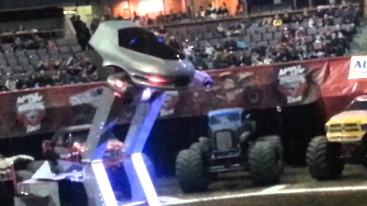 Monster jam robot show - YouTube