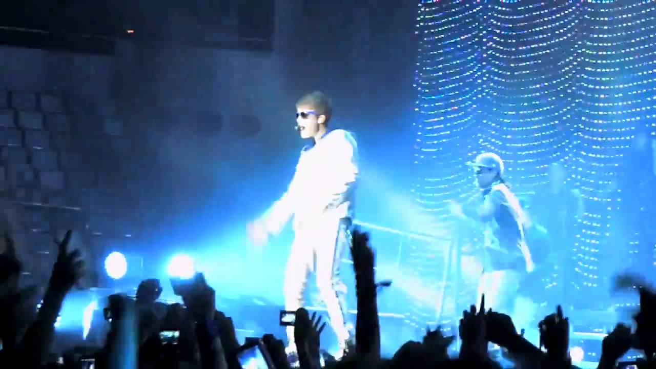 Justin Bieber - Love Me - Concert Barcelona 06/04/11 - YouTube