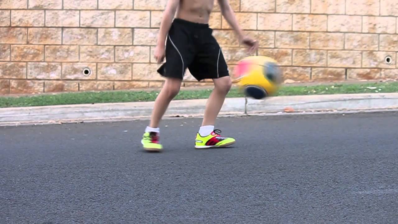 Thomas Mascaro Keahi Street Soccer Juggling 9yrs old - YouTube