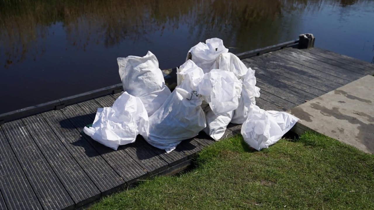 Plastic afval vissen uit het water - YouTube